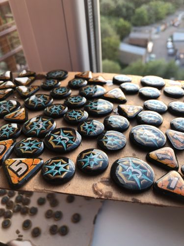 Deluxifying your cardboard tokens by covering them with resin