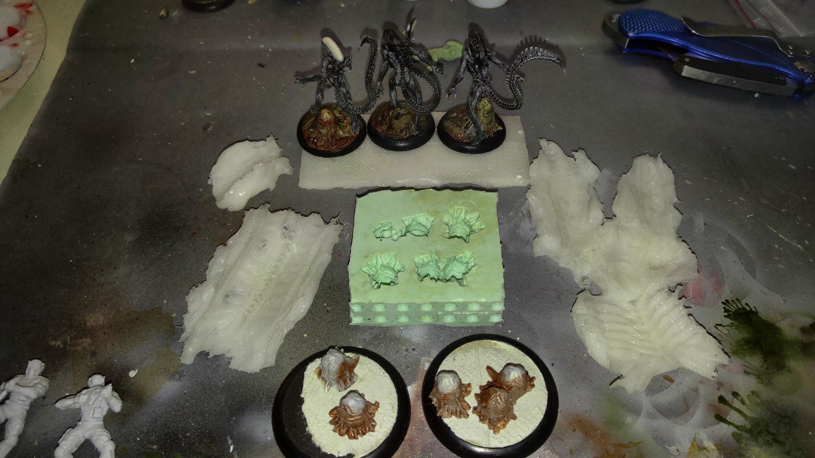 Finished miniatures on custom bases | Alien vs Predator: The Hunt ...